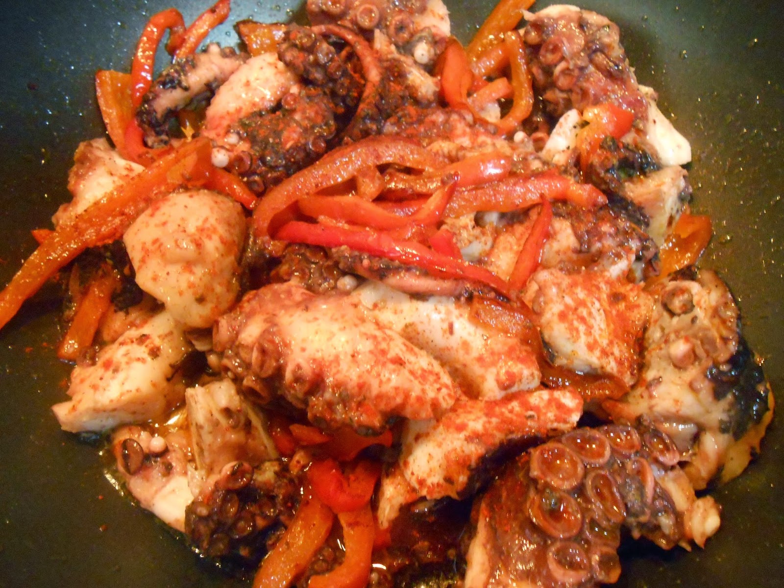 El Búho de Chocolate II: PULPO FRITO CON PIMIENTO ROJO